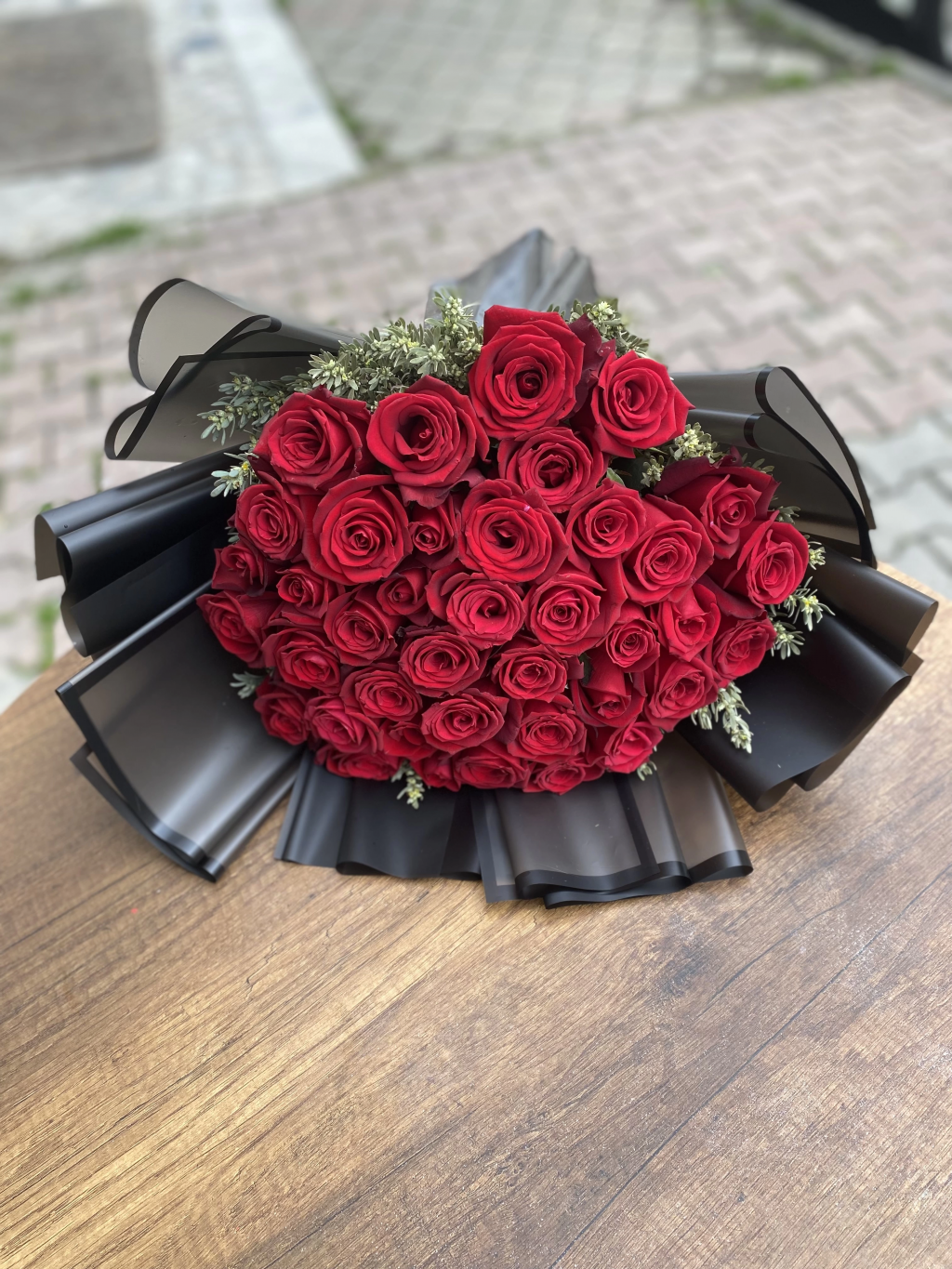 41 Black Rose Bouquet Fiyatı - Leaf Flower